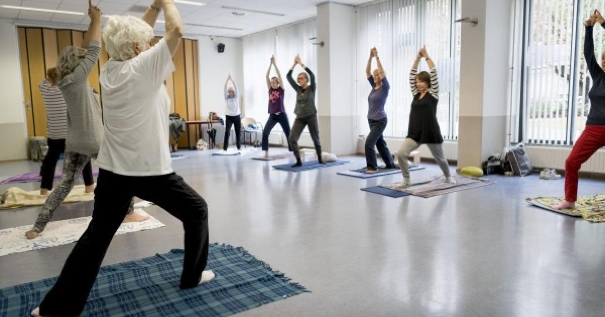 Yoga voor senioren houdt gewrichten en spieren soepel | ATA ...